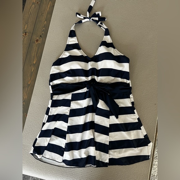 Swim | Adorable And Roomy Size Xl Bathing Suit Top In White And Navy ...
